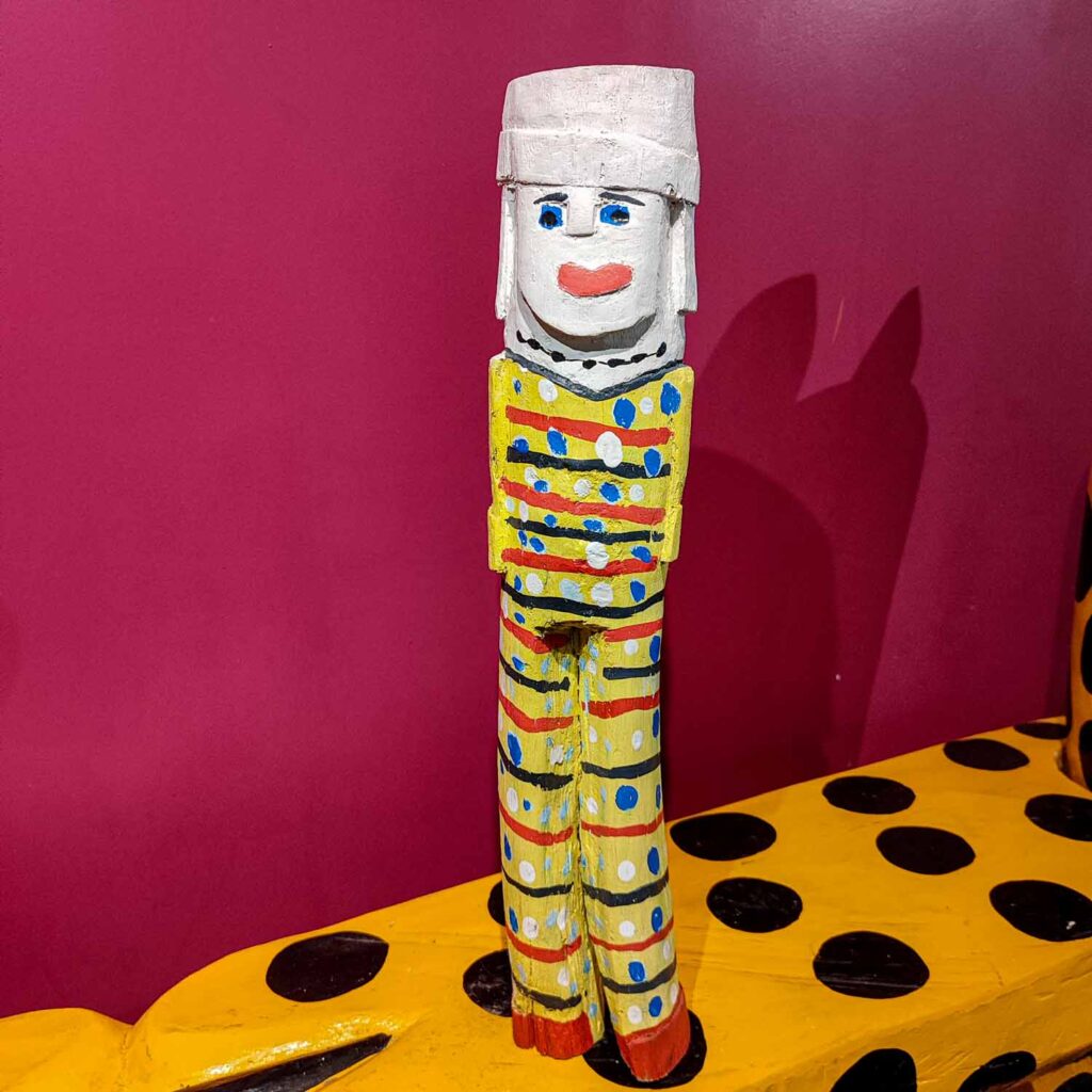 Boneca Listrada Amarela de Maria de Dedé • Nau Cultural • Arte Popular ...